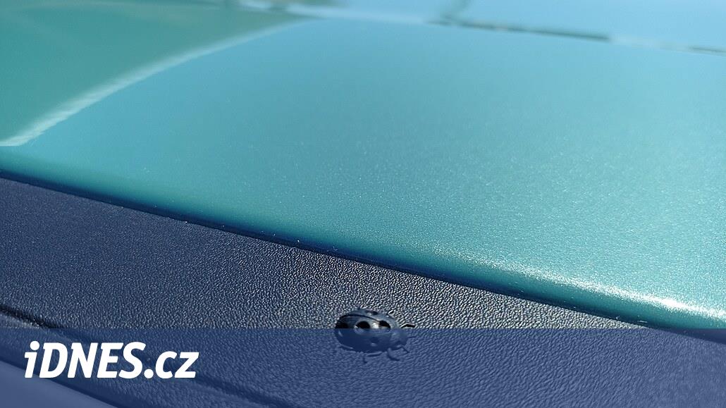 První jízda elektrickým jeepem. Městský offroad vozí na střeše berušku ...