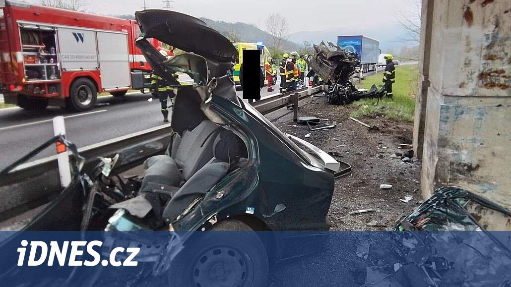 Auto se po nárazu do svodidel rozpůlilo, zraněný řidič vypadl ven ...