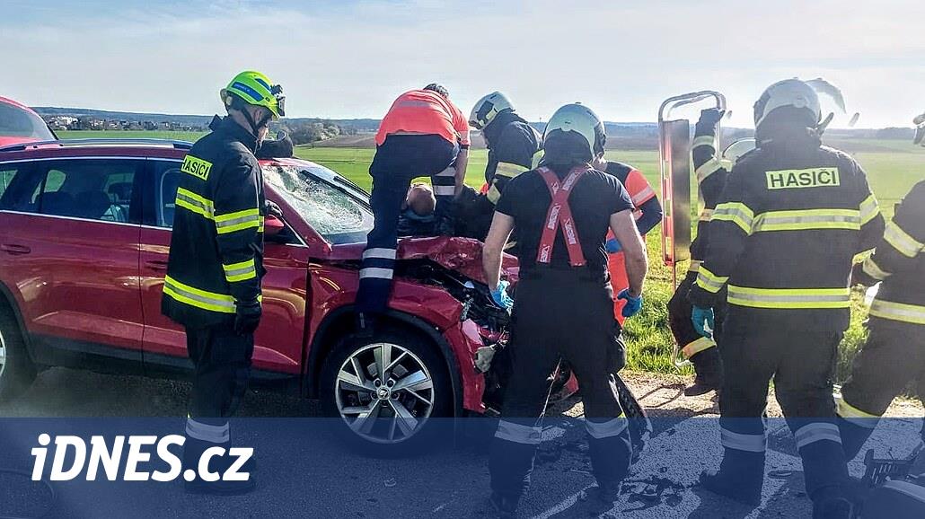 Řidič nedal přednost motorkáři, ten přistál na kapotě a těžce se zranil ...