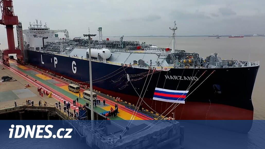 Do služby nastupuje největší tanker pro přepravu LNG. Stojí za ním ...