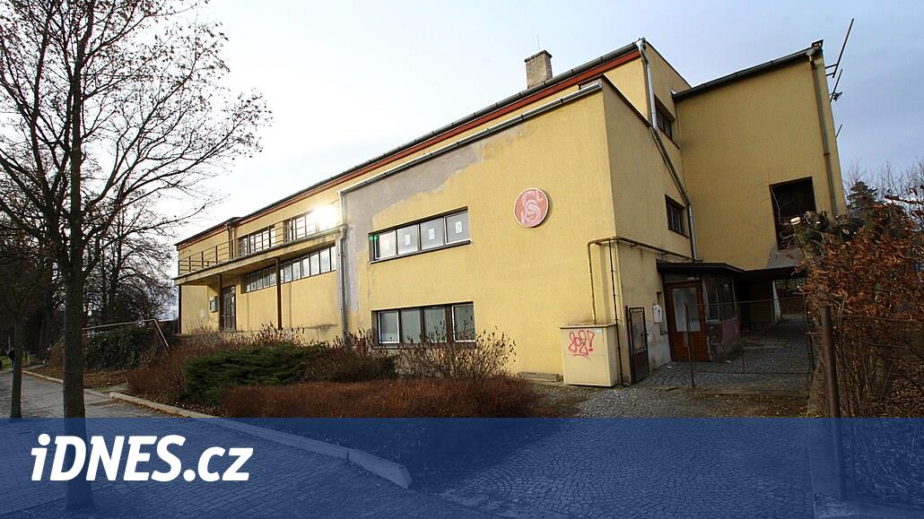Bystřickou sokolovnu čeká bourání. 90 let stará budova je v havarijním stavu - iDNES.cz