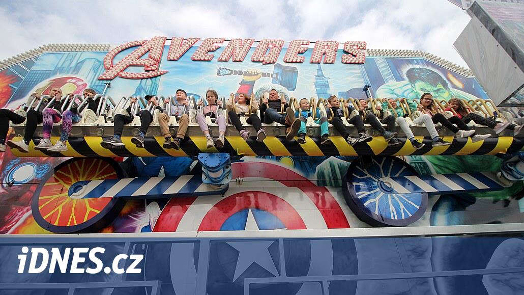 Na pouti v Příbrami se u atrakce sesunula lavice, zranila se při tom ...