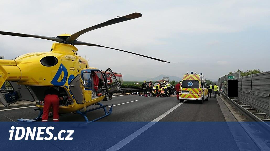 Při nehodě osobáku a motorky na D8 se zranili dva lidé, zasahoval ...