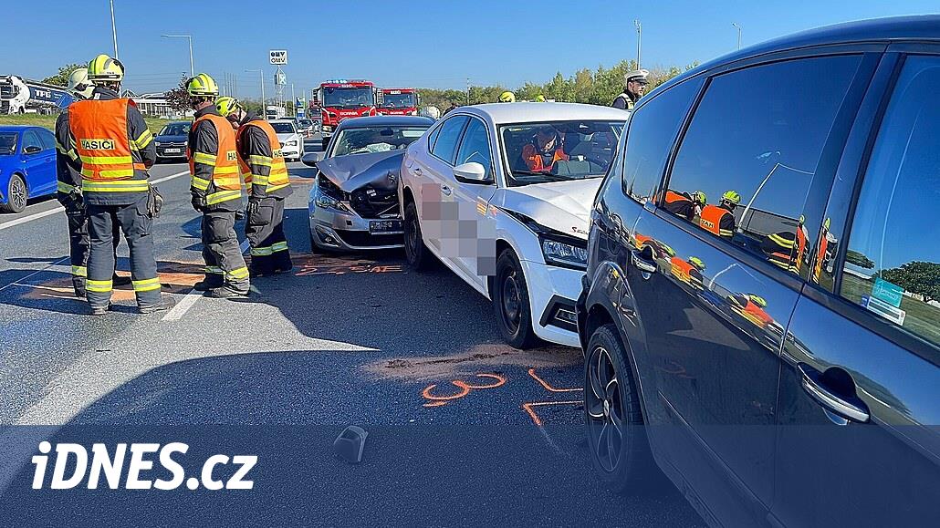 Na dálnici D8 u Klíčan se srazilo šest aut, dva lidé se lehce zranili ...