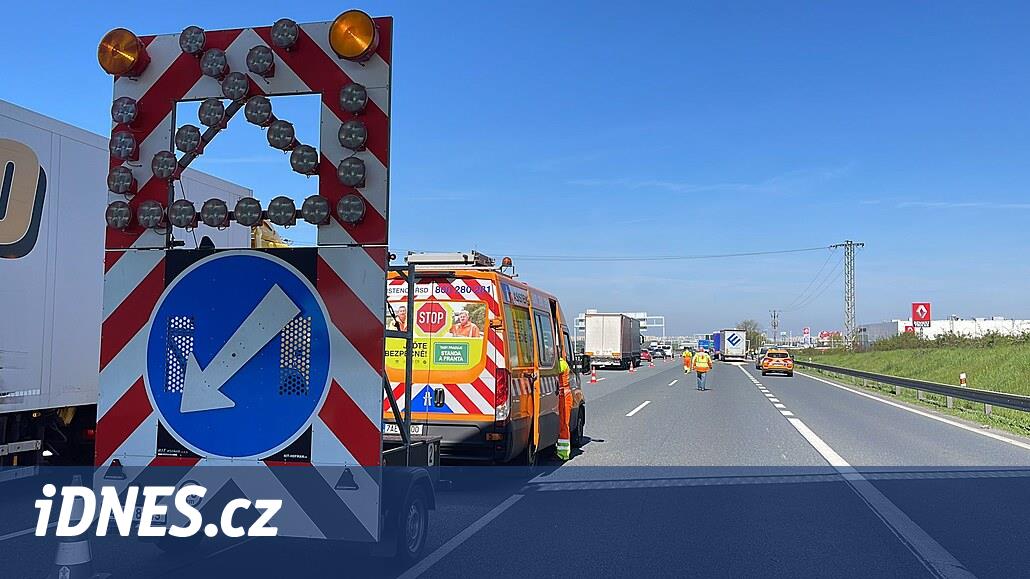 Na dálnici D10 se srazilo auto s kamionem, zraněný řidič skončil v ...