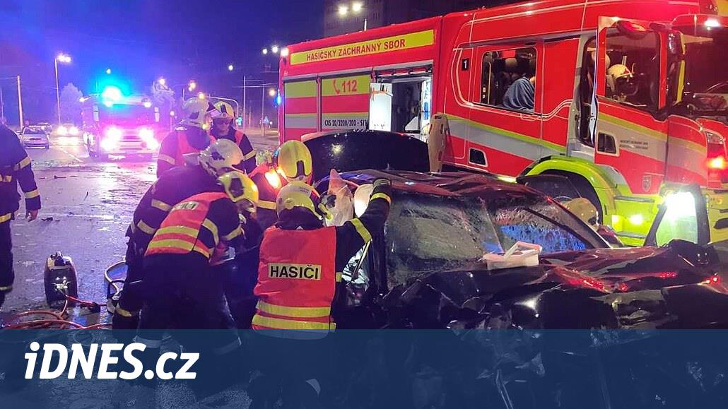 Řidič v Ostravě nad ránem boural do sloupu, tři lidé jsou zranění - iDNES.cz