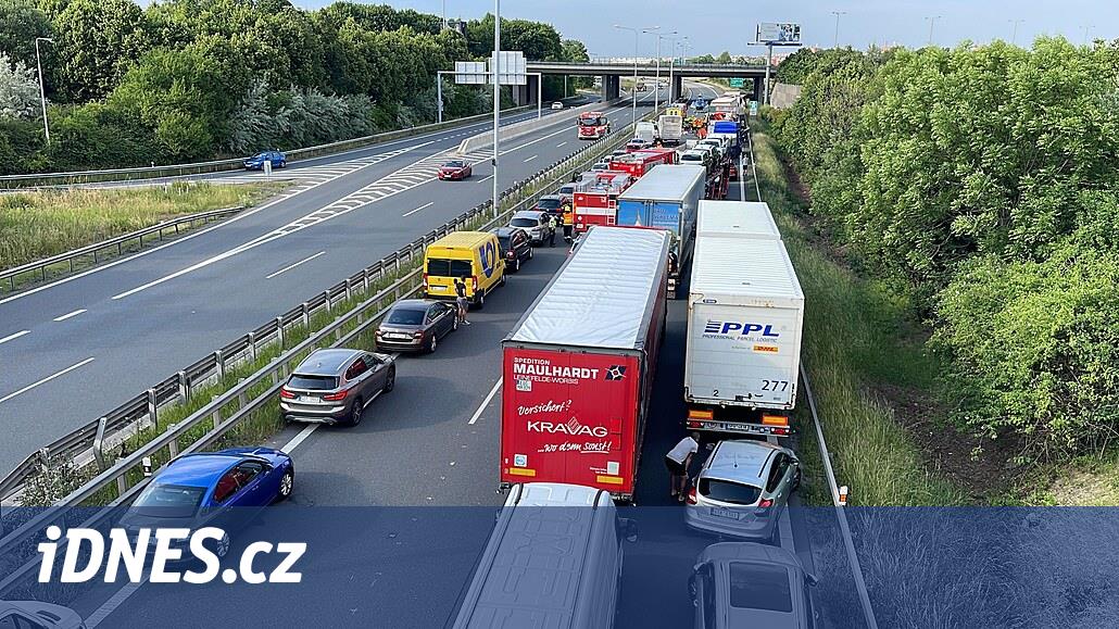 Nehody náklaďáků ochromily D1 i Pražský okruh. Kolony stály desítky ...