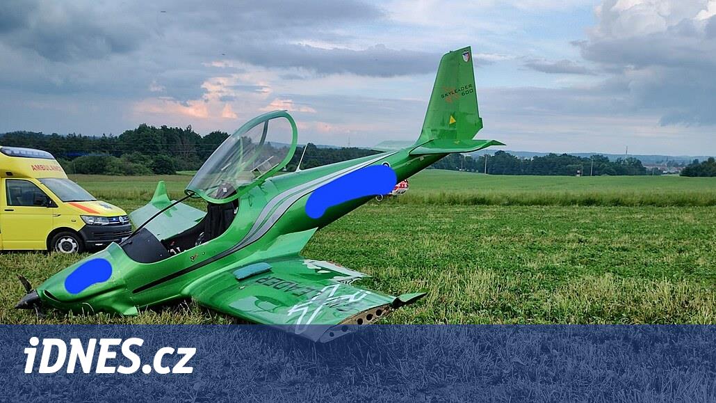 V Jindřichově Hradci spadlo malé letadlo už při startu, pilot se zranil ...