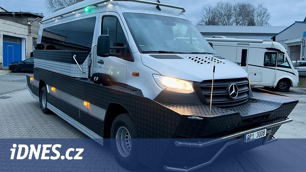 Obojživelná dodávka z Česka brázdila Vltavu. Teď míří do Paříže - iDNES.cz