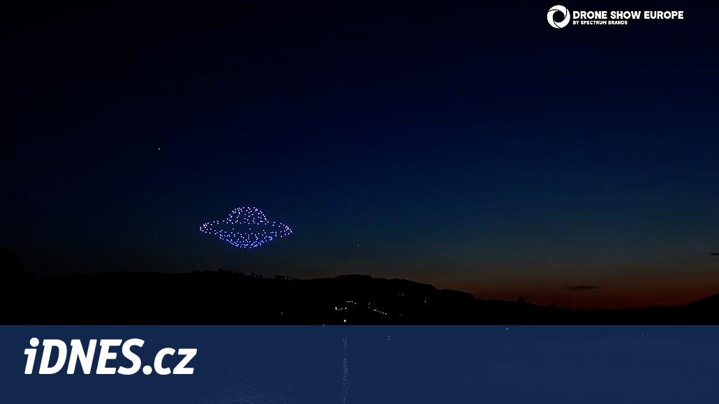 Součástí programu u Brněnské přehrady byla i dronová show - iDNES.tv