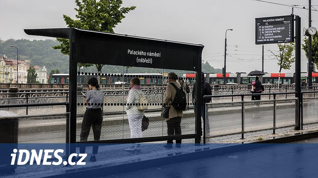 Nově instalované zastávky v Praze firma postupně demontuje, kvůli ...