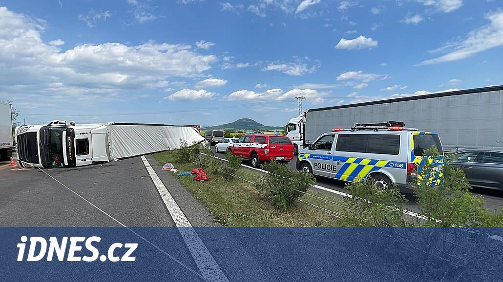 Nákladní auto na D8 prorazilo svodidla a převrátilo se, směr na Prahu ...