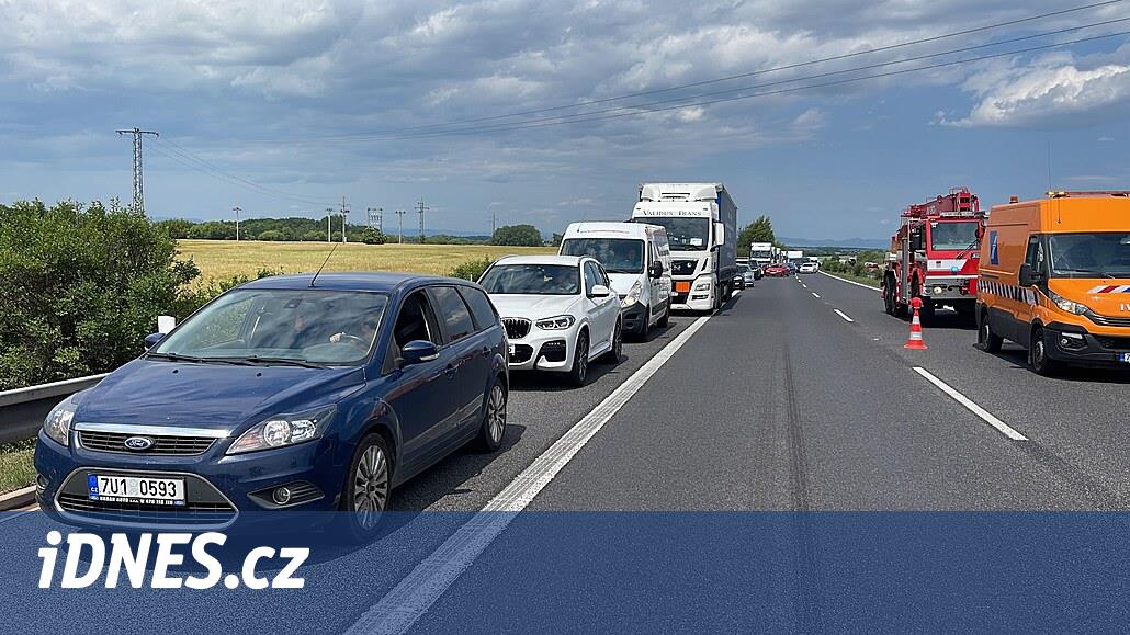 Dálnici D8 uzavřela nehoda tří aut, dva zraněné převezli do nemocnice ...