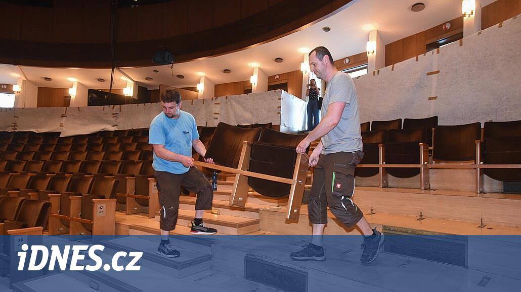 Větší pohodlí pro diváky. Zlínské divadlo po 36 letech mění sedačky ...