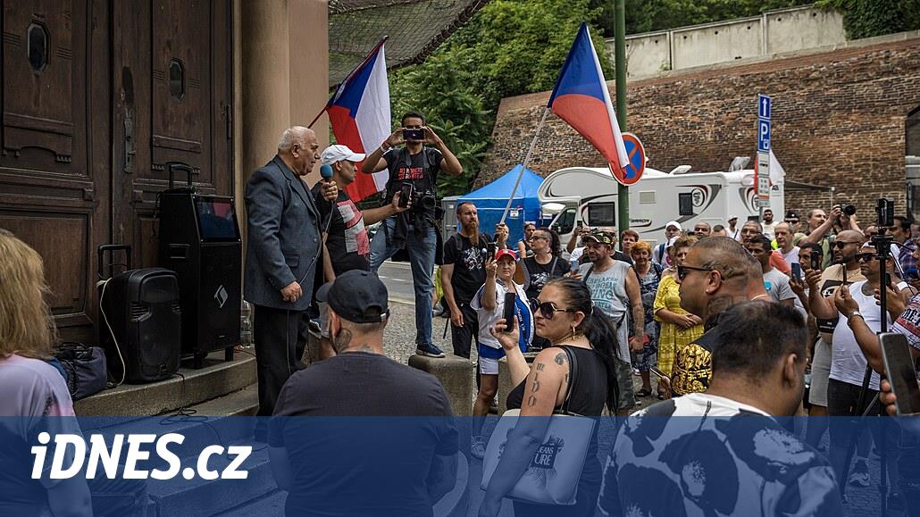 Chybí nám pocit bezpečí. Romové před Úřadem vlády demonstrovali za mír ...