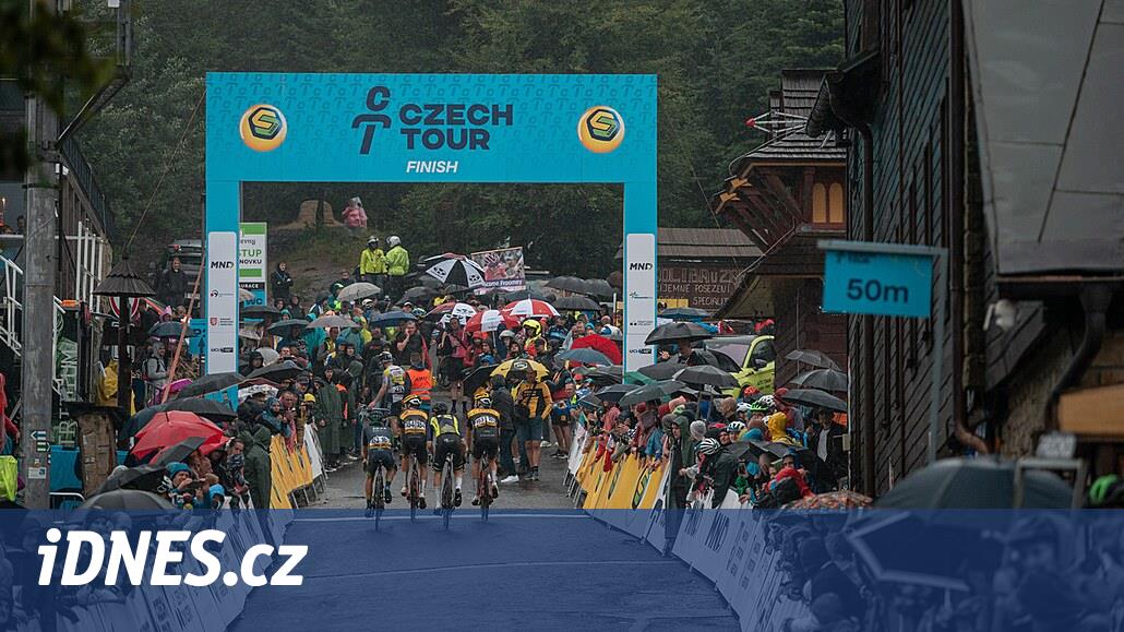 Mokro, zima, zaplněné Pustevny. A teď už Czech Tour vyhlíží Dlouhé ...