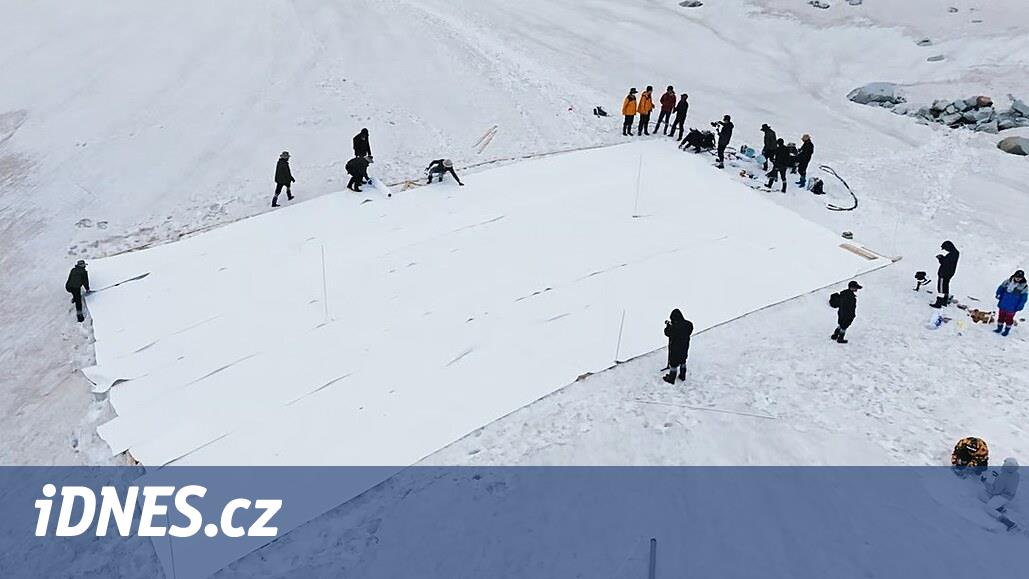 Čínští vědci zachraňují ledovec. Omezují jeho tání pomocí speciální ...