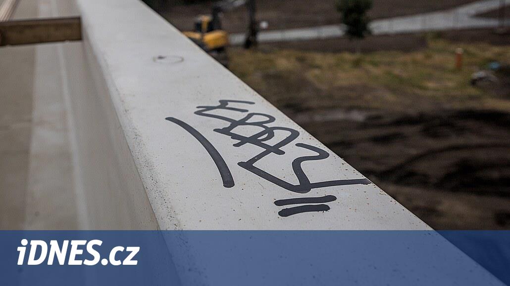 Štvanickou lávku už popsali vandalové, rezavé fleky ji budou „zdobit ...