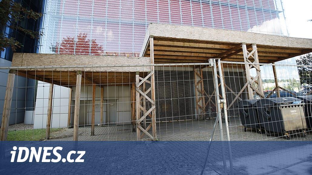 Archiv je už šest let obehnaný plotem, padající sklo se stále ...