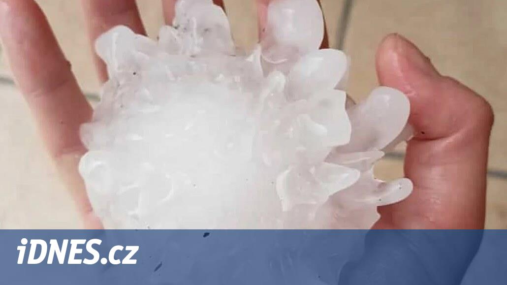 Tak vypadá největší kroupa Evropy, spadla v Itálii, její průměr je 19 ...