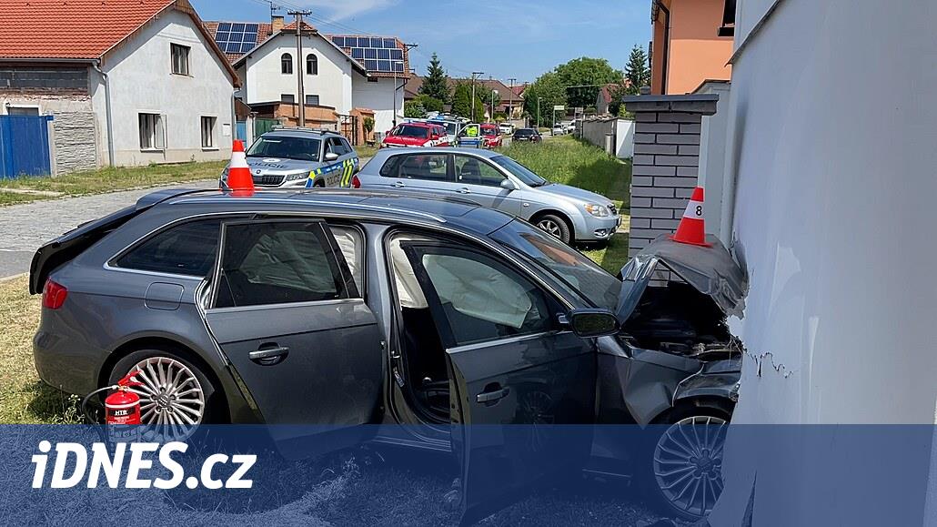 Auto na Kolínsku skončilo po nehodě ve zdi domu - iDNES.tv