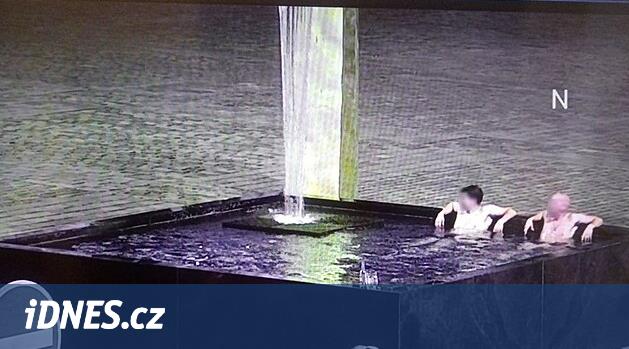 Přiopilí cizinci se koupali v kašně, chrlič použili jako masážní prvek - iDNES.cz