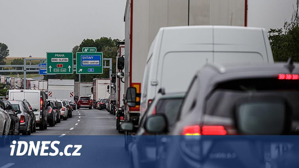 Hodinové kolony u Brna, stavbaři začali s rozšiřováním dálnice D1 ...