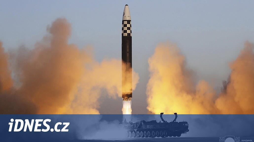 KLDR odpálila dvě balistické rakety. Spadly k nám do moře, tvrdí ...