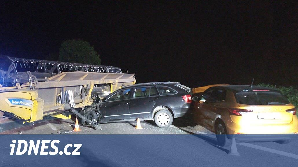 Auto vjelo kombajnu pod žací lištu, zezadu do něj narazil další vůz ...