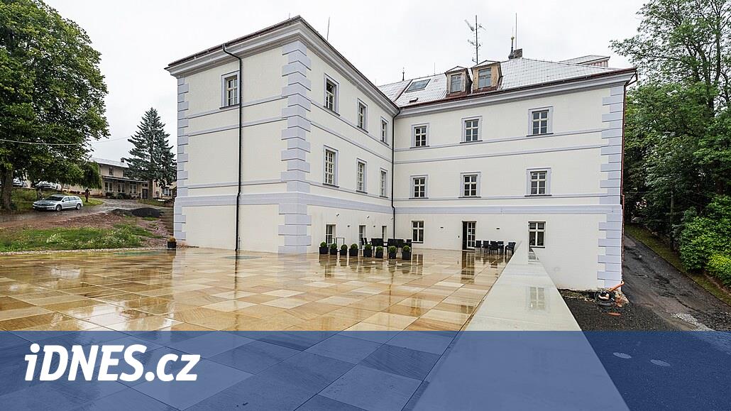 Manželé si slíbili zachránit klášter v Nové Pace. Už slouží ...