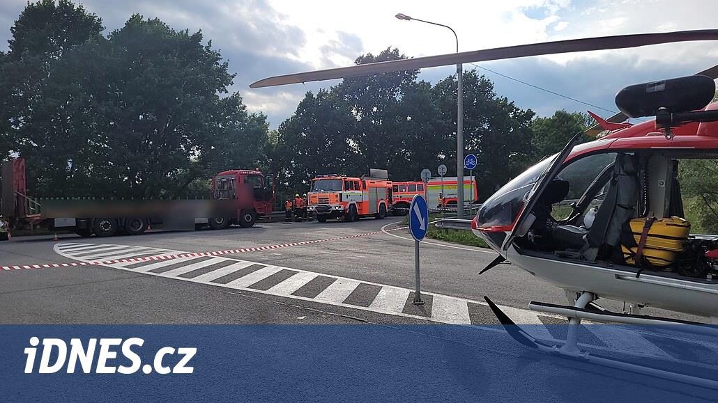 Srážku dvou vozů u Studénky nepřežil jeden řidič, zasahoval i vrtulník ...