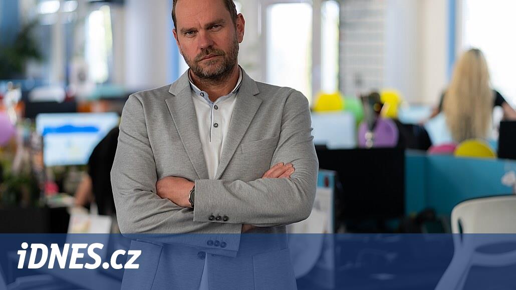 Lidé netelefonují, raději si píšou s robotem, vysvětluje expert z ...