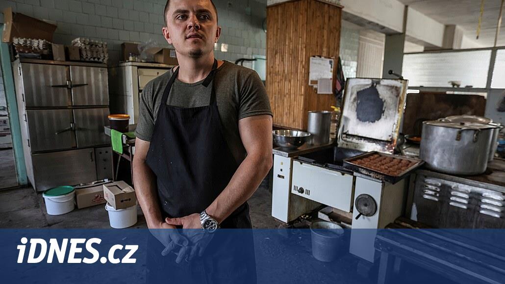 Práce v luxusní restauraci musí stranou. Ukrajinští kuchaři vaří na ...