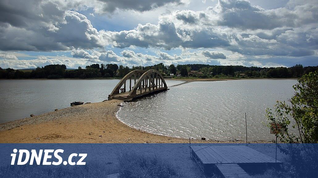 Na Jesenické přehradě zpevňují břehy, vodní hladina musela o metr a půl ...