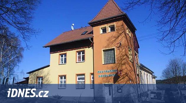 Malá obec Krásná koupila sokolovnu, teď má konečně společenský sál i ...