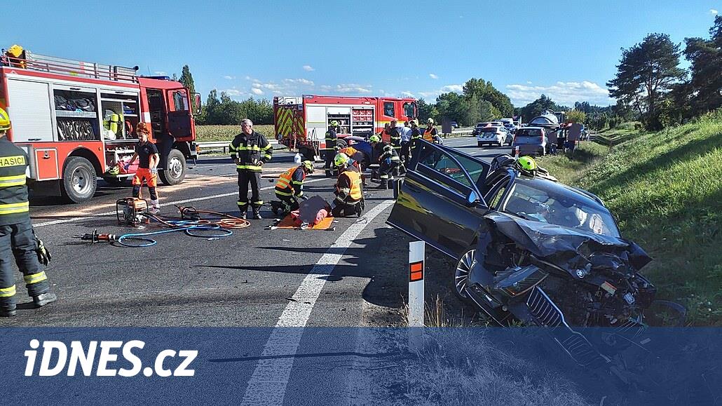 Na nepřehledné křižovatce přibývají nehody, obec tam chce snížit ...