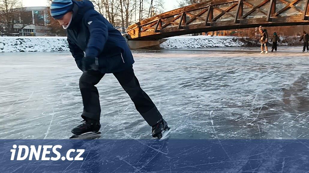 Po šesti letech v centru Budějovic zamrzly řeky - iDNES.tv