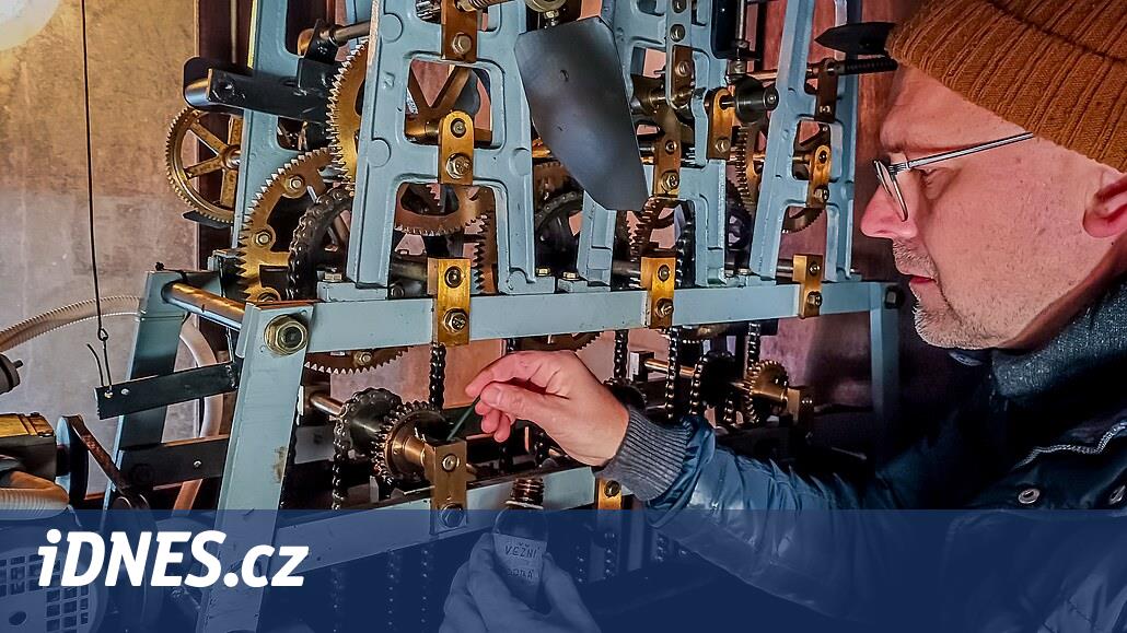 O hodinový stroj na kostele pečuje geodet. Do věže stoupá jednou za dva ...