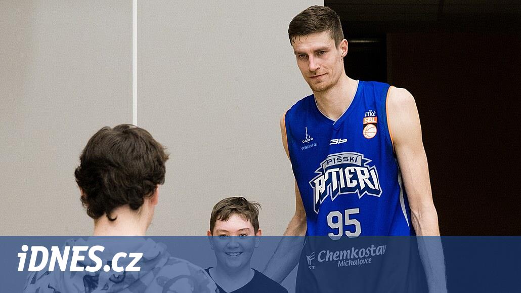 223 cm, ale kilogramy od NBA. Pětkrát denně knedlo, vepřo, a nic, štve ...
