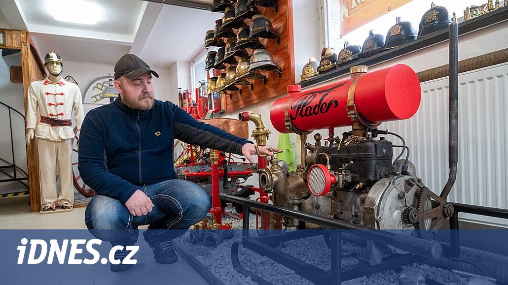 Historická vědra, proudnice nebo obleky. Nadšenec otevřel hasičské ...