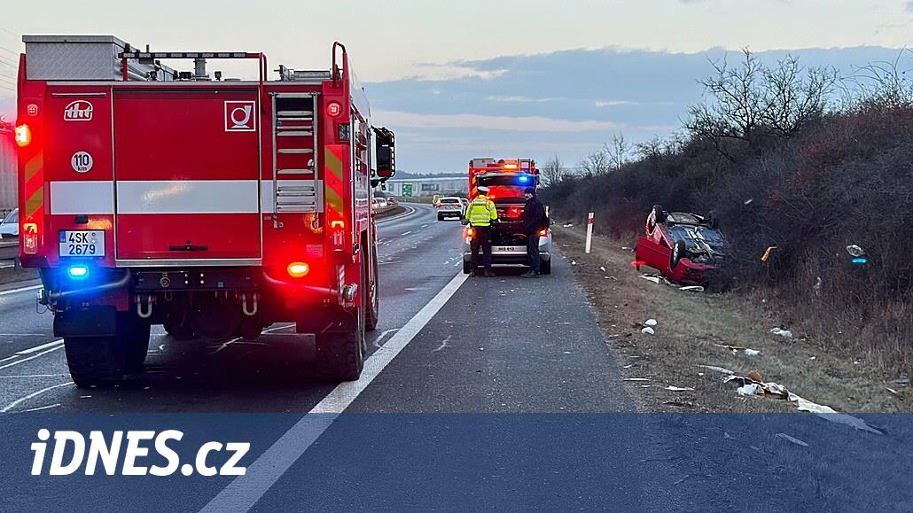 Provoz na D10 u Mladé Boleslavi komplikovaly dvě nehody, jedno auto bylo na střeše - iDNES.cz