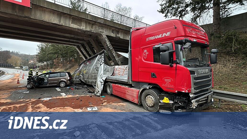 Nehoda auta a kamionu zablokovala na šest hodin sjezd z D1 v Mirošovicích - iDNES.cz