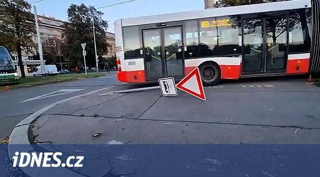 Řidič autobusu špatně pochopil dispečera, porazil značku a vjel na ...