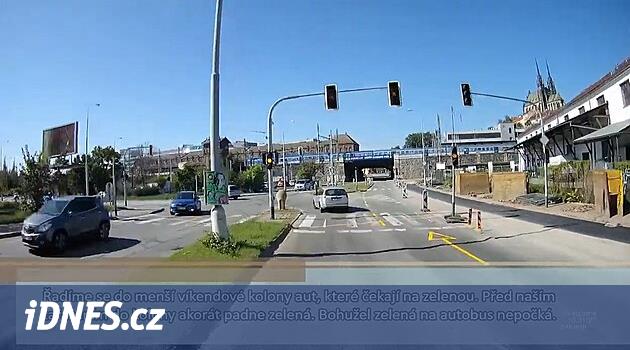 Místo zelené svítí na semaforu červená. Řidič ukazuje chyby v ...