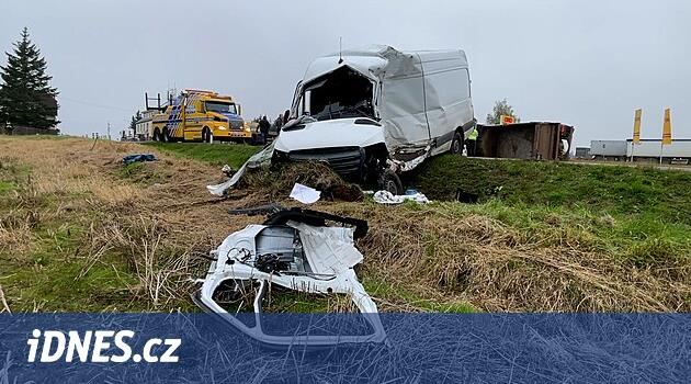 Smrtelná nehoda uzavřela silnici na Rakovnicku - iDNES.tv