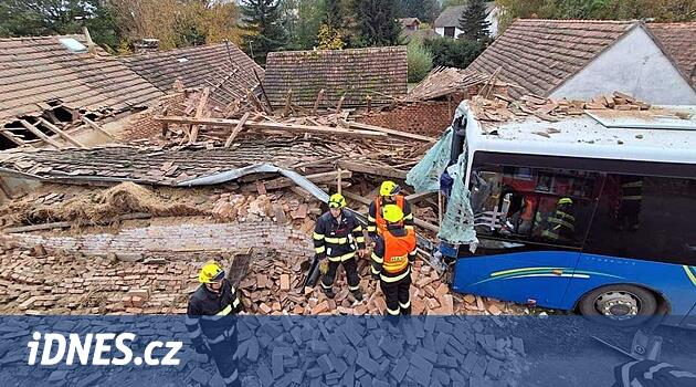 Autobus na Plzeňsku narazil do stodoly a zbořil ji. Dva lidé se zranili - iDNES.cz