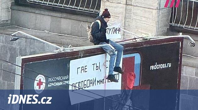 Putine, kde jsi, ty svině? Ruská policie sundávala demonstranta z ...