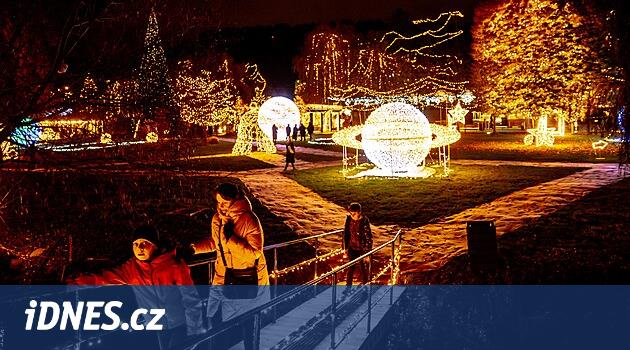 Zářivá cesta vesmírem. Park ve Žlutých lázních ozdobila světelná ...
