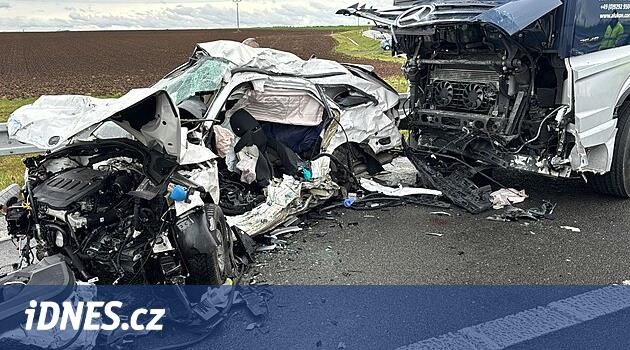Při srážce tří aut u Slaného zemřel člověk. Jeden z vozů nedal přednost ...