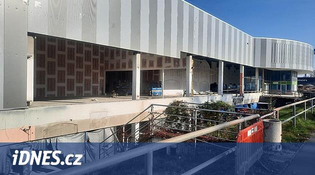 Albert u pardubického nádraží je už skoro dva roky zavřený, oprava ...